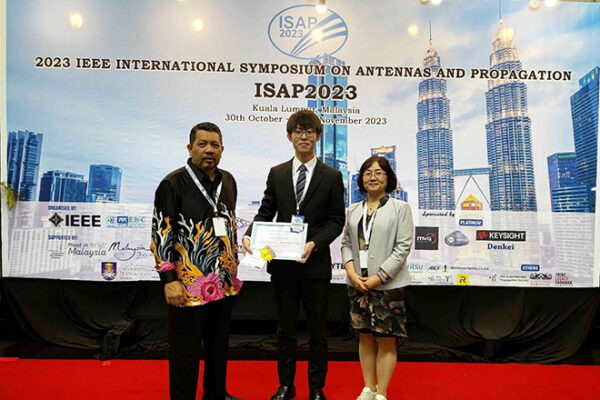 通信工学専攻 加藤 陽向 さん（袁 巧微 研究室）が「ISAP2023」のポスター発表でベスト発表賞を受賞しました | 東北工業大学 東北工業大学